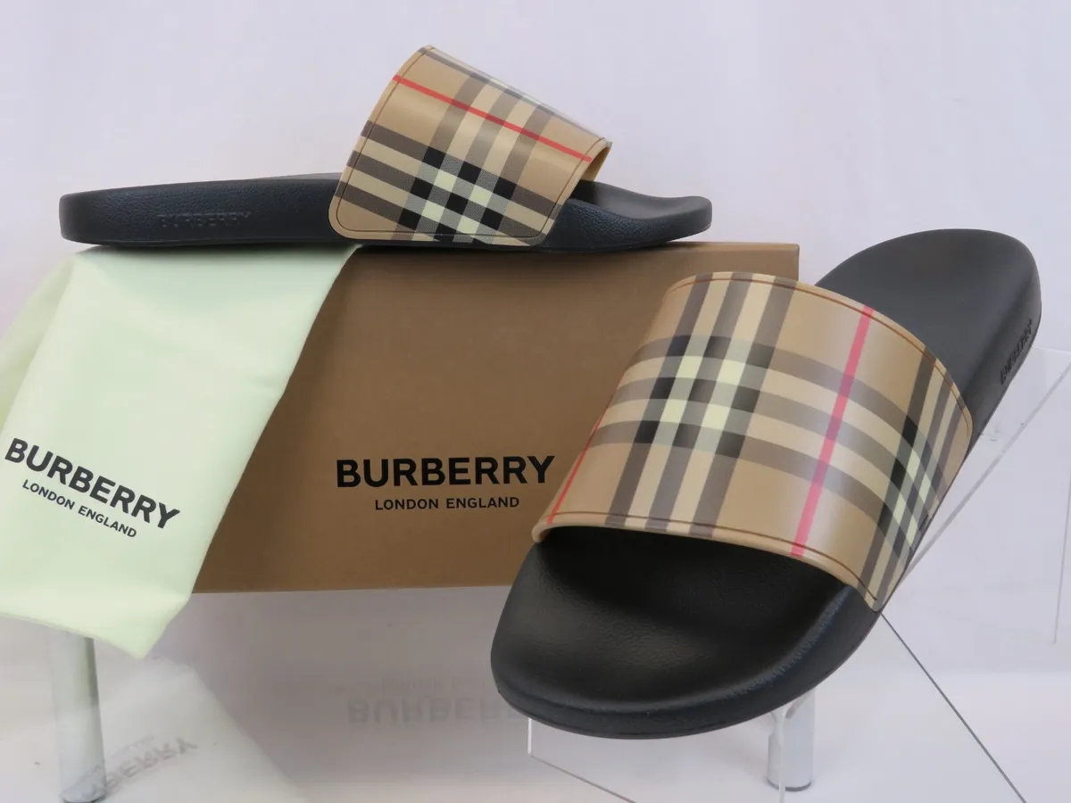 Những mẫu dép Burberry kinh điển đến từ Anh quốc