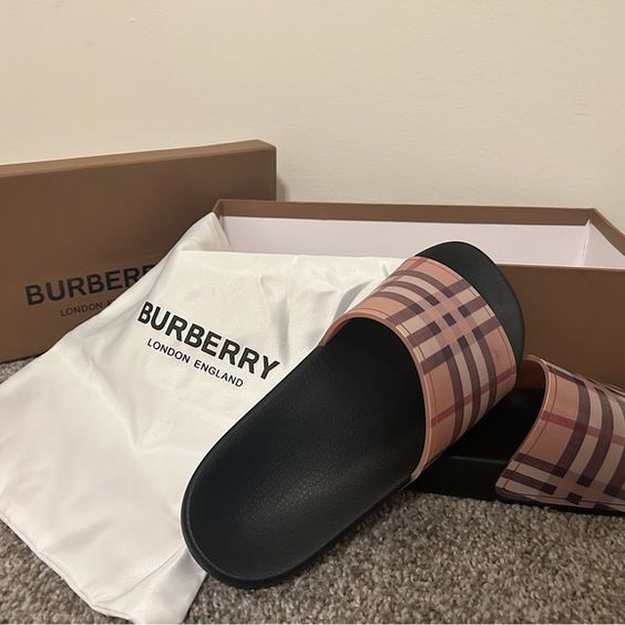 Tổng hợp các cách phân biệt dép Burberry nam chính hãng